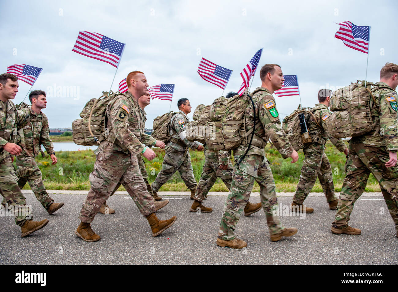 Usa soldiers flags march hi-res stock photography and images - Alamy