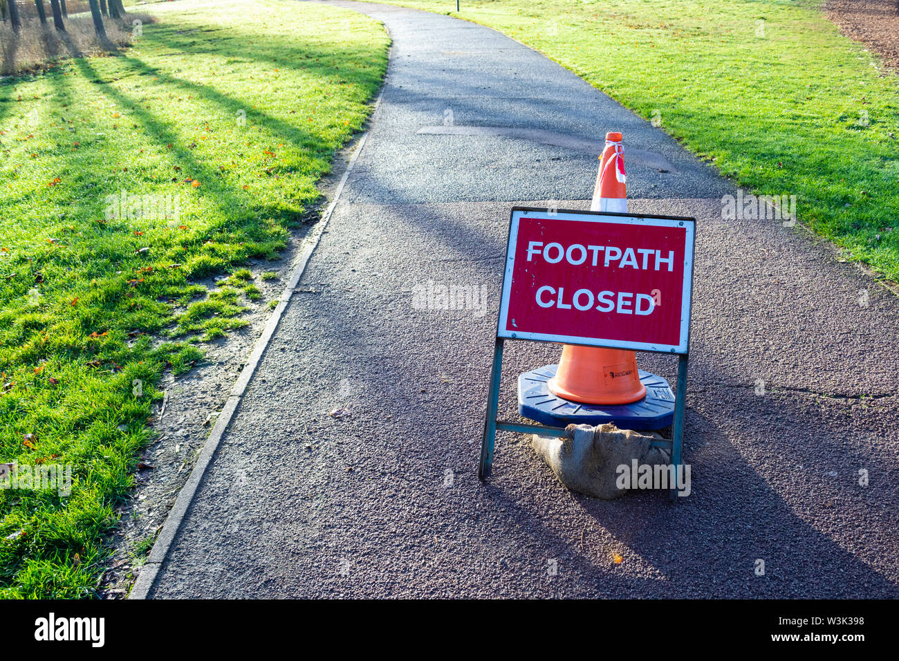 Foothpath Closed Sign on lovely sunny morning Stock Photo - Alamy