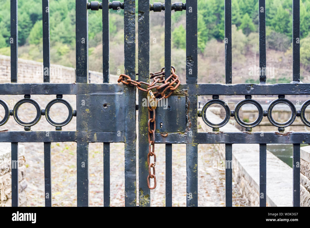 Old iron gate with rusted chain and a lock Stock Photo - Alamy
