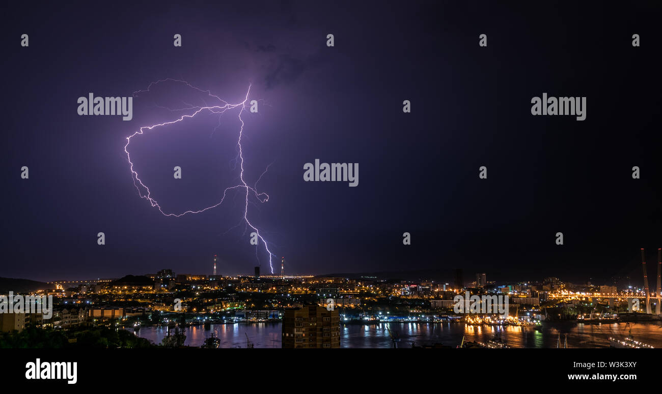 Lightning hitting building hi-res stock photography and images - Alamy