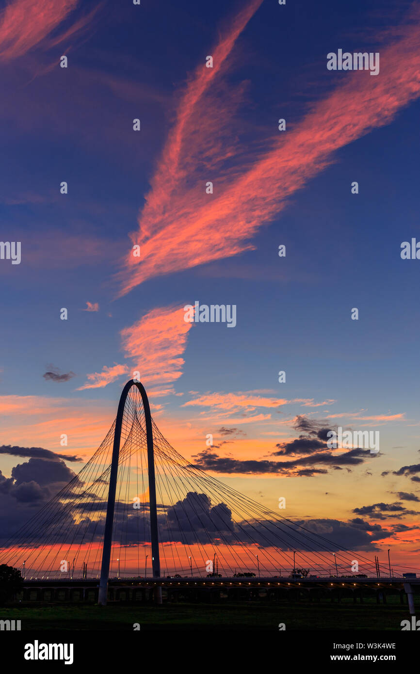 Dallas bridge hi-res stock photography and images - Alamy