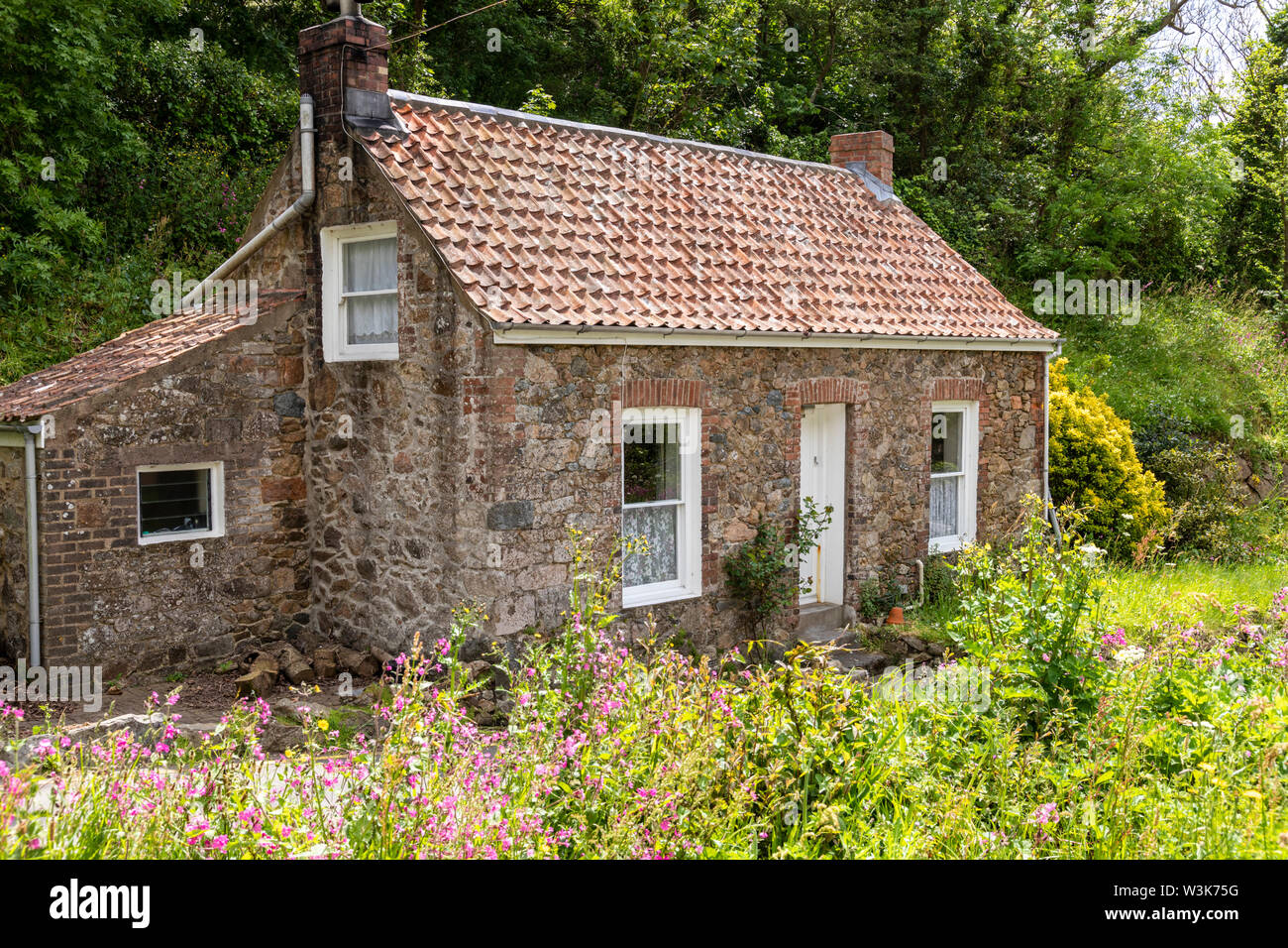 Old stone cottage hi-res stock photography and images - Alamy