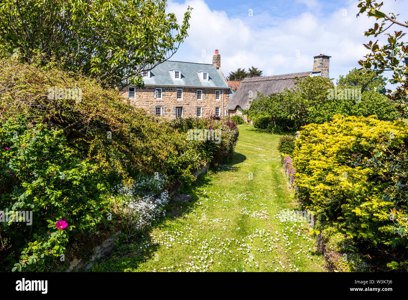 Traditional thatched roof farm house hi-res stock photography and ...