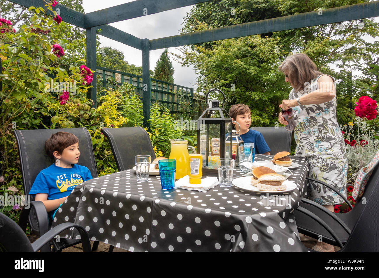 Family sat dining table hi-res stock photography and images - Alamy