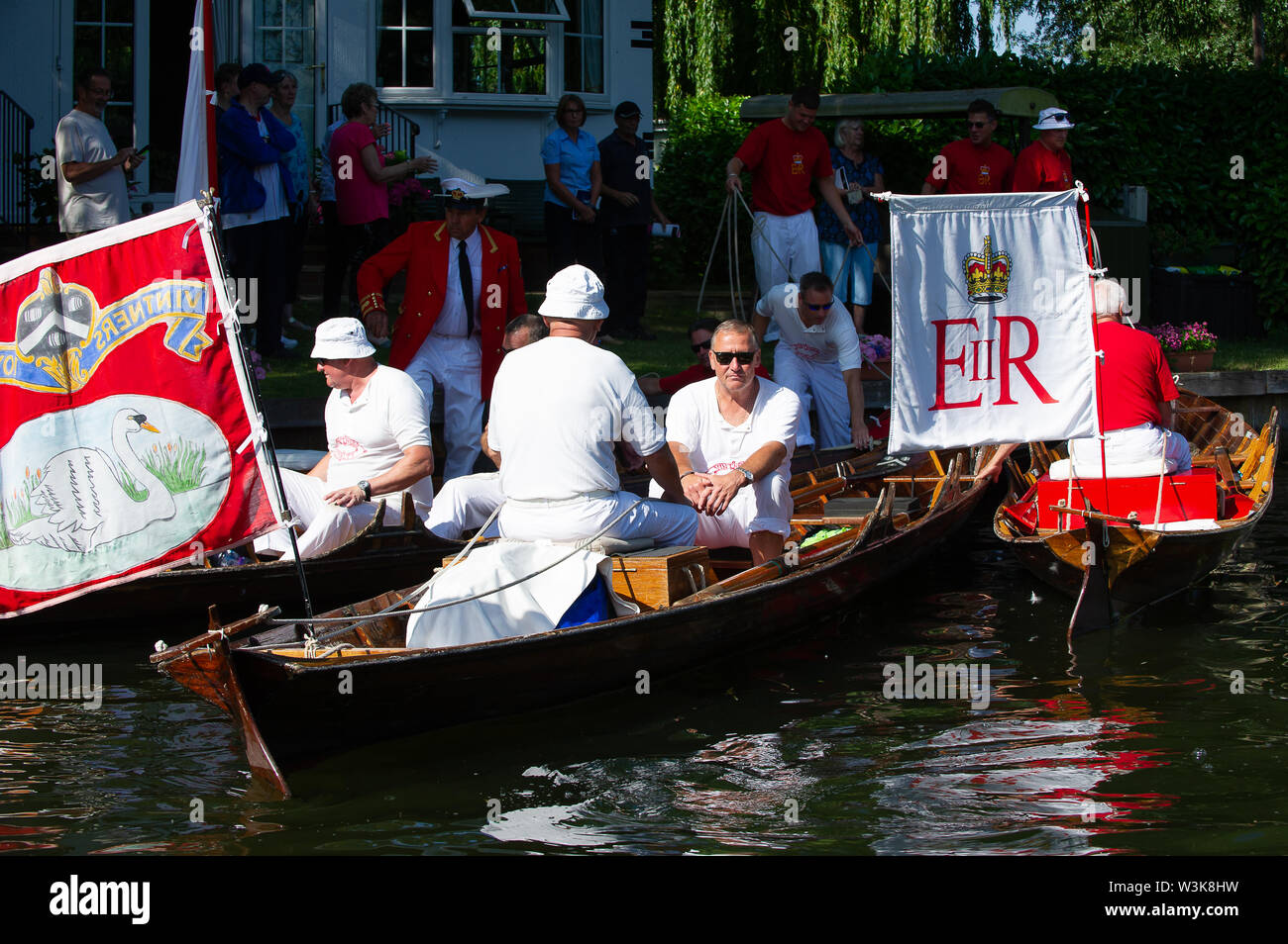 News royal swans hi-res stock photography and images - Alamy