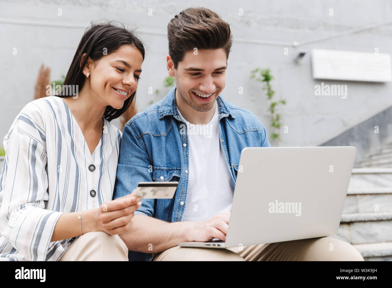 Using computer female teenage card hi-res stock photography and images ...