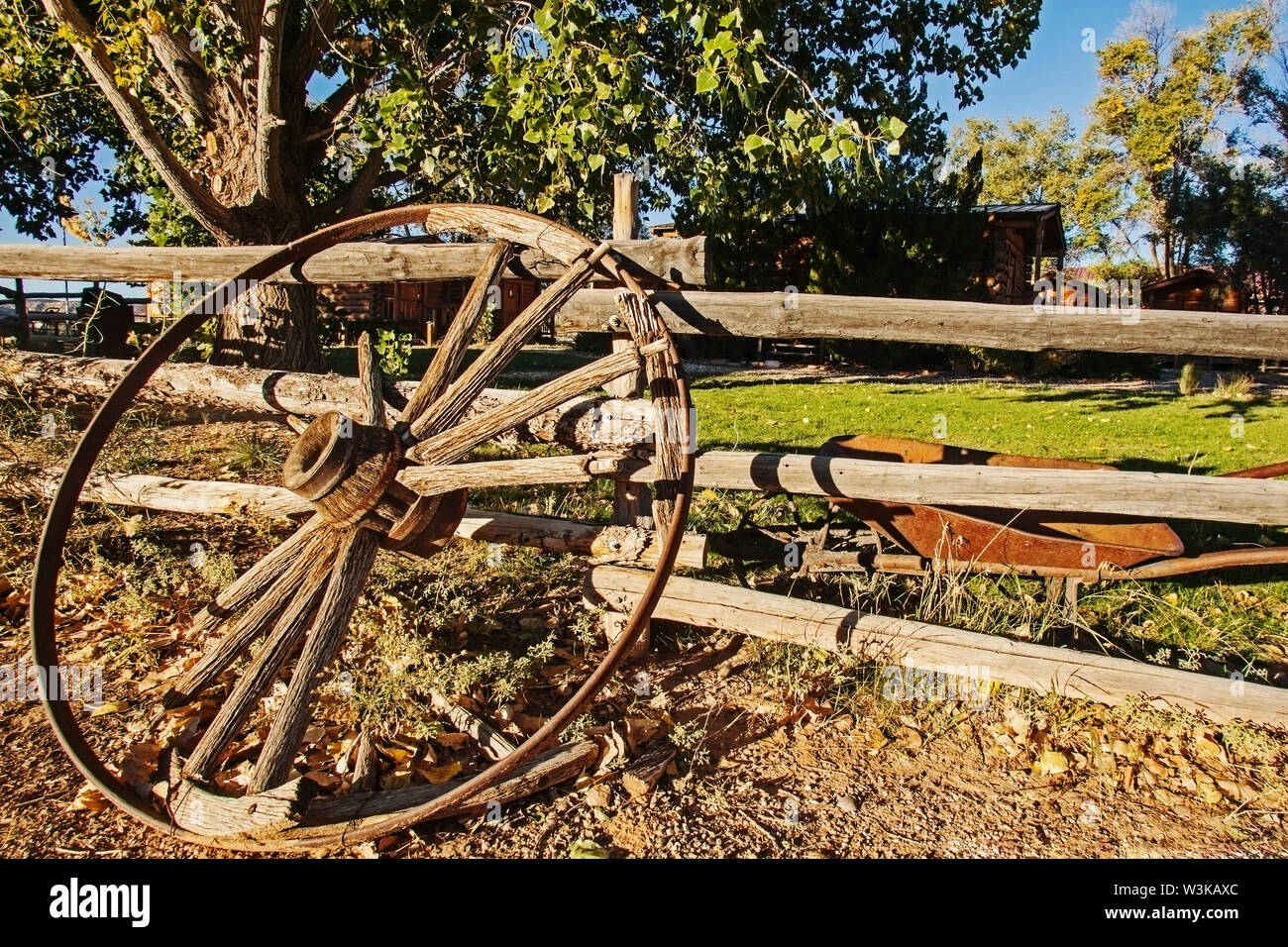 Wagon Wheel against wooden fence Stock Photo - Alamy