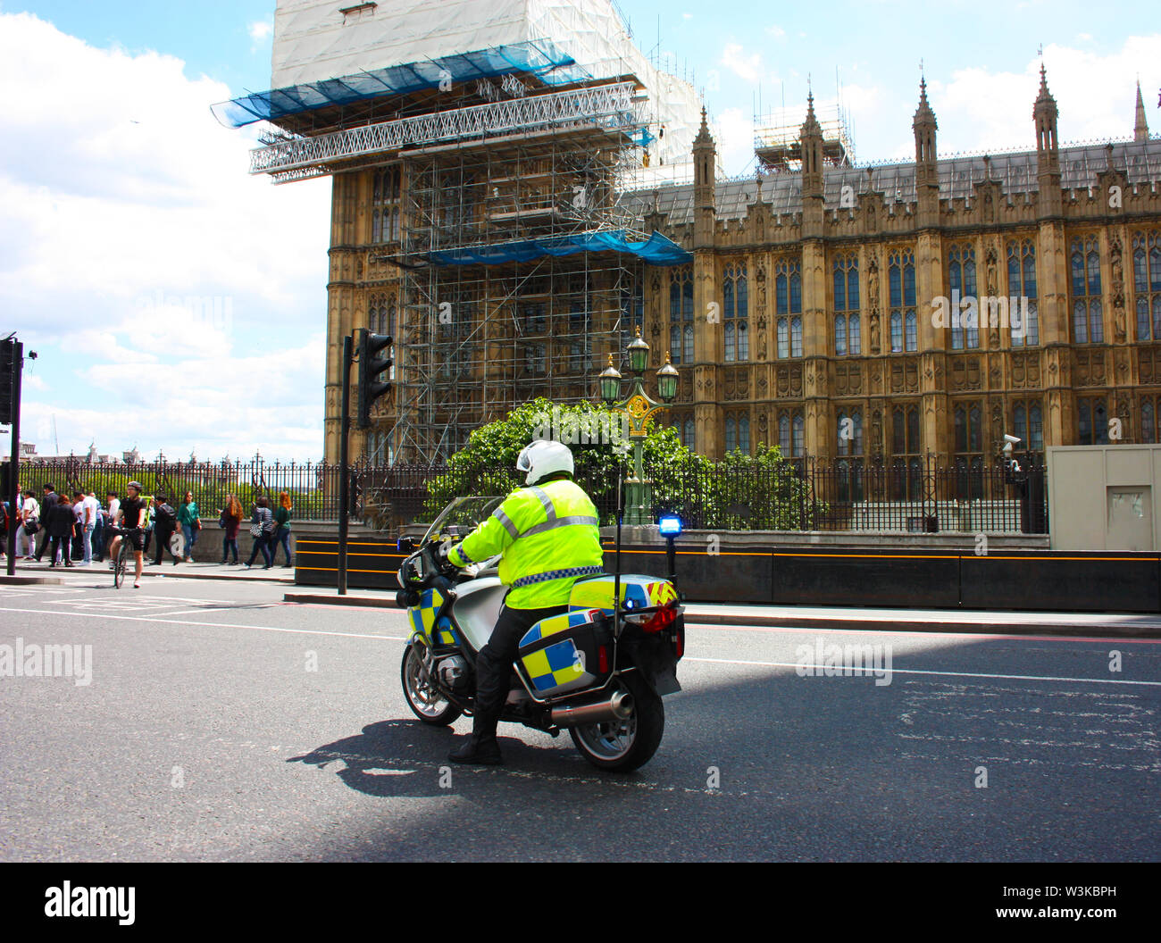 Tower of london security check hi-res stock photography and images - Alamy
