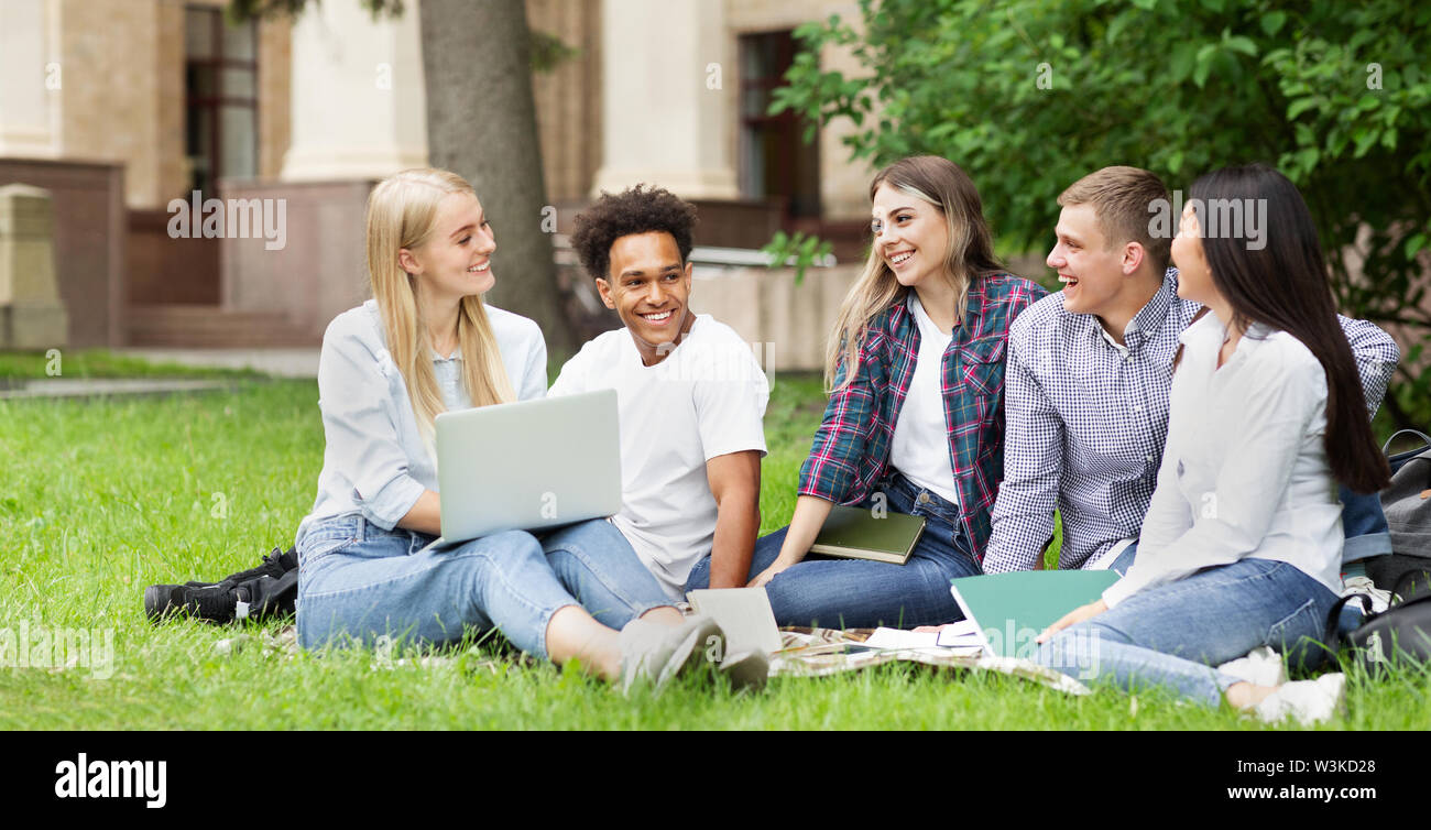 Break in college. Students talking and resting in campus Stock Photo ...