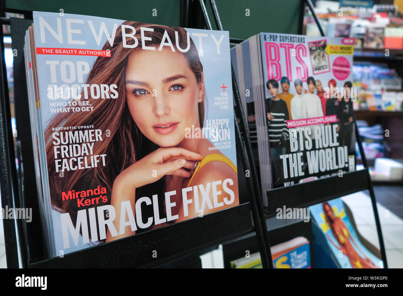 Magazine stand hi-res stock photography and images - Alamy
