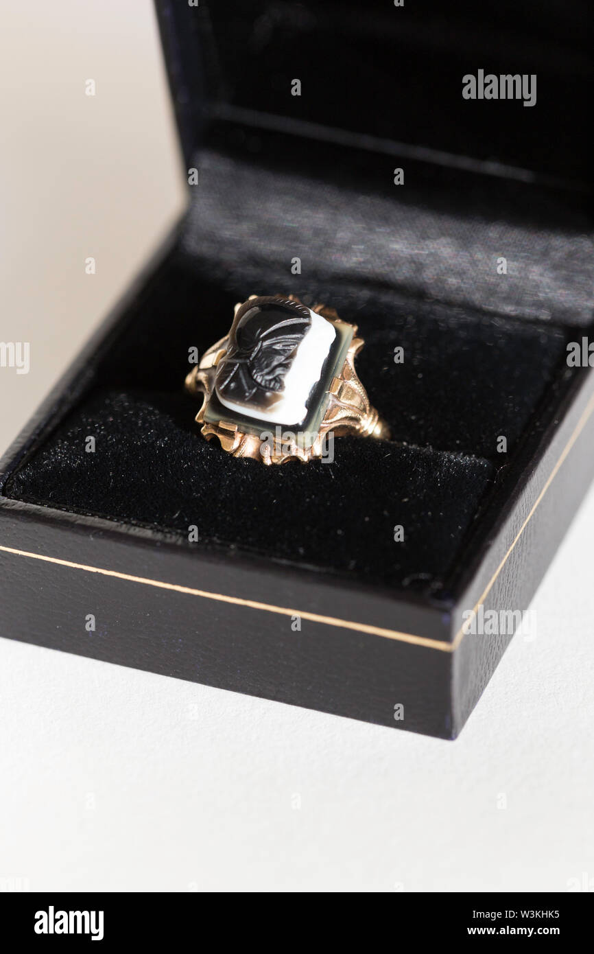 Gold ring box hi-res stock photography and images - Alamy