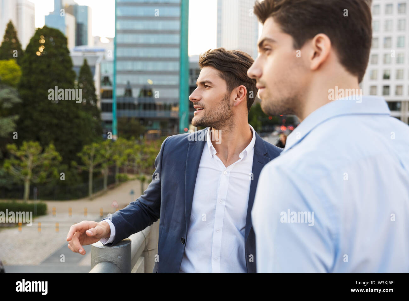 Two friends talking serious hi-res stock photography and images - Alamy