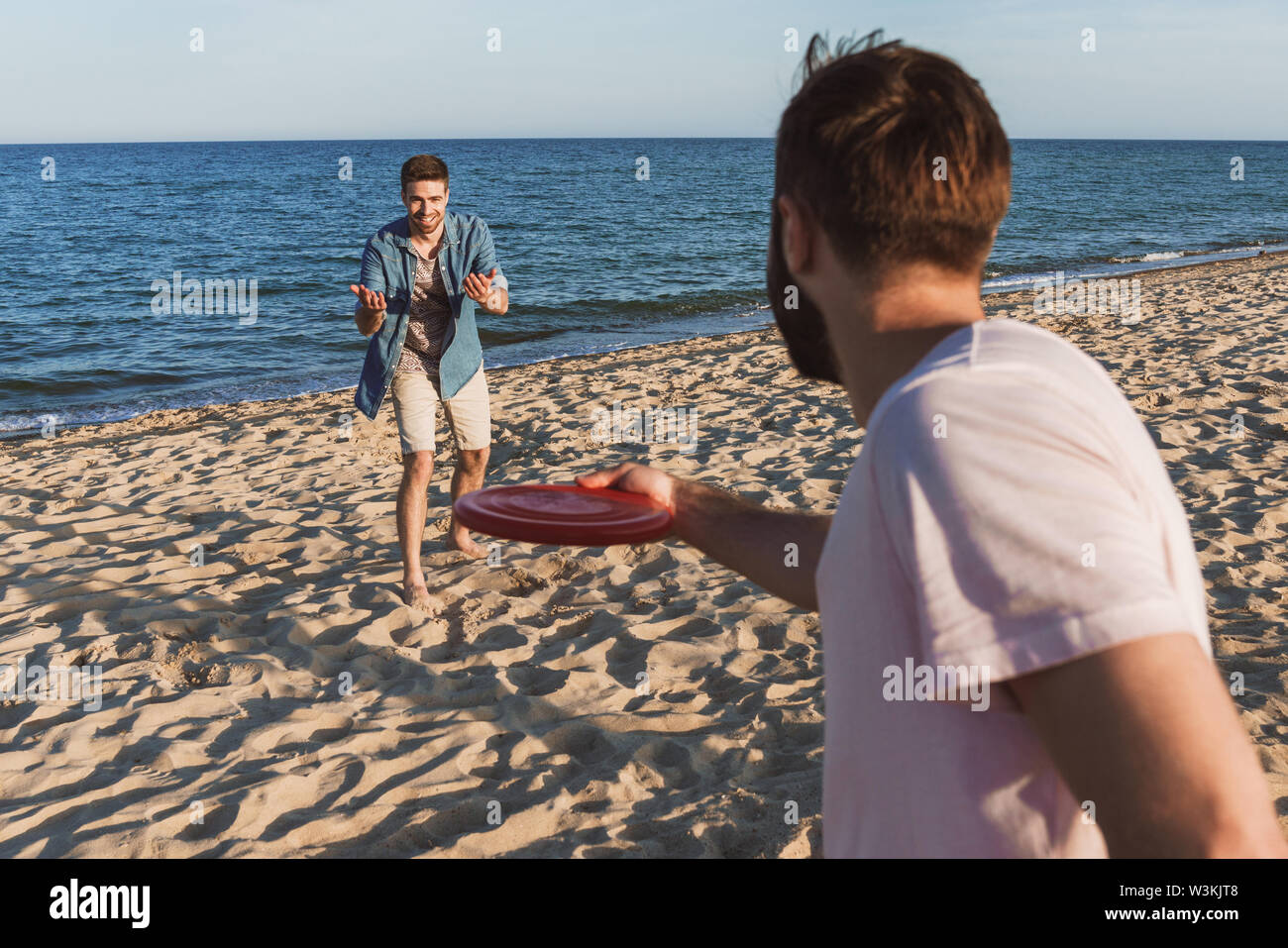 Two young men play frisbee hi-res stock photography and images - Alamy