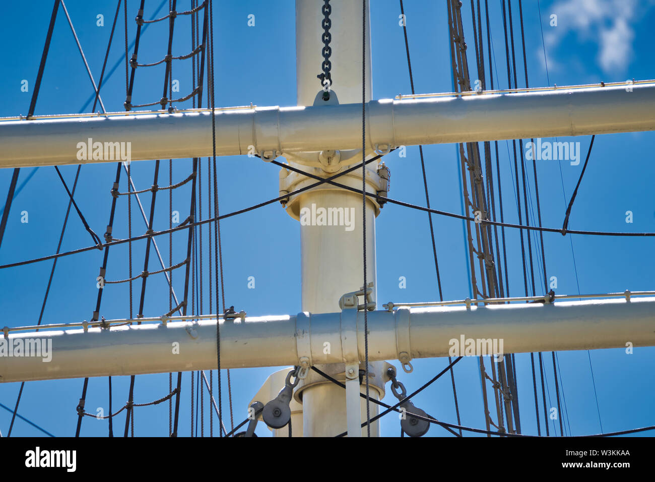 Main mast rigging sailing ship hi-res stock photography and images - Alamy