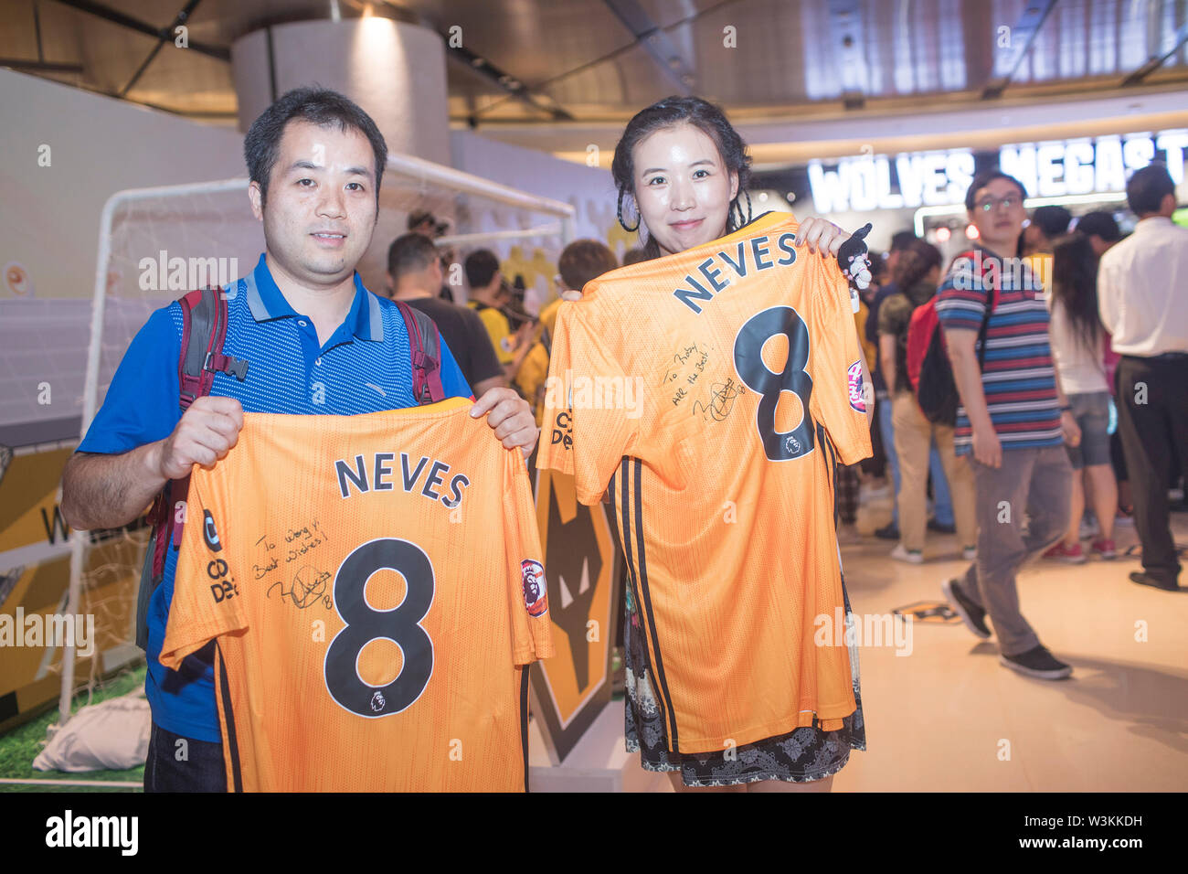 Shanghai soccer crowd hi-res stock photography and images - Alamy