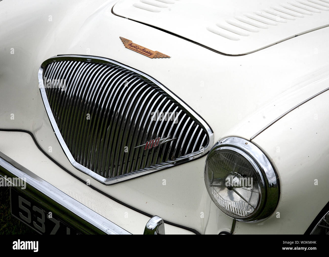 Front Grill of a white vintage Austin Healey sports car Stock Photo - Alamy