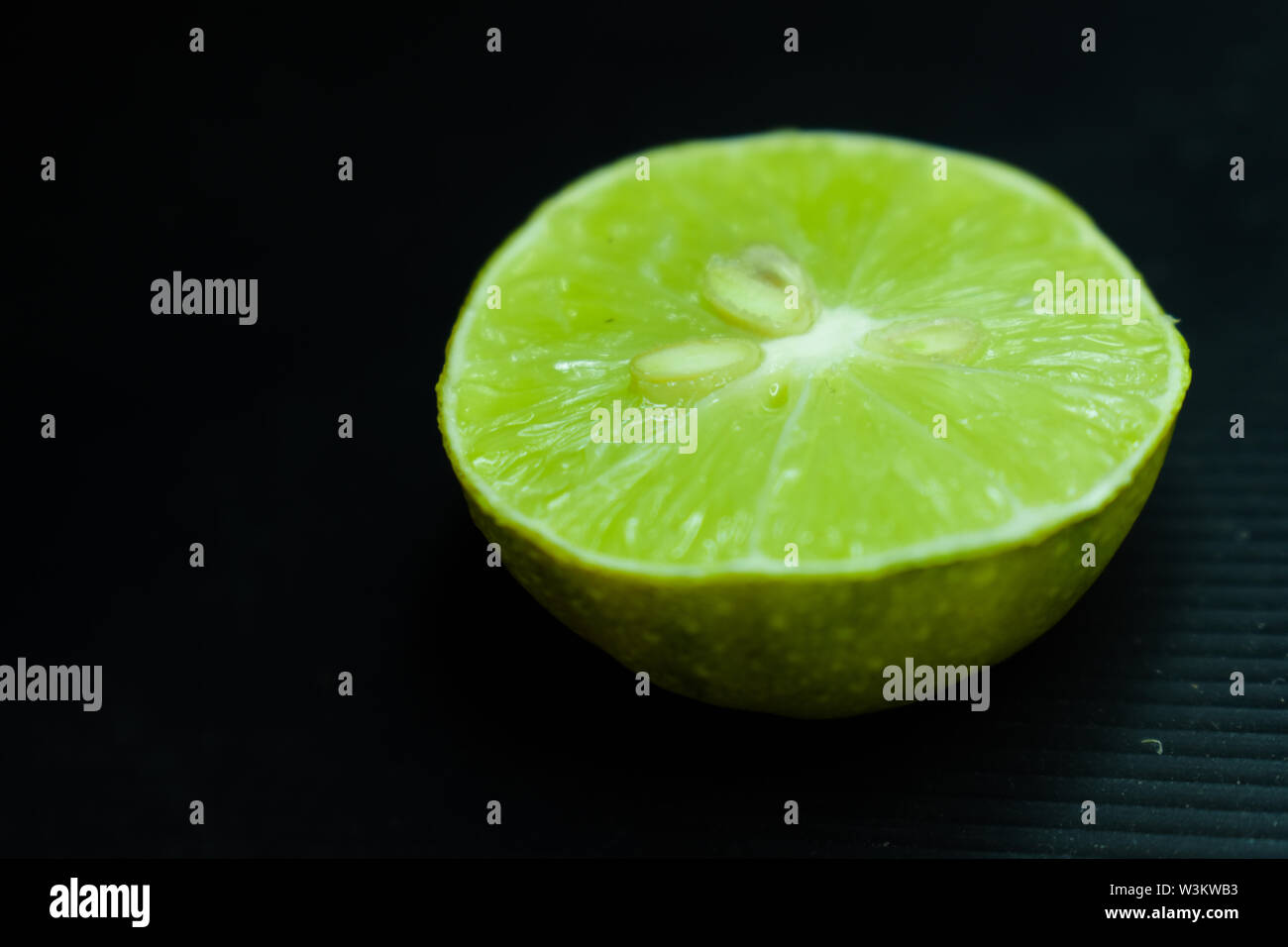 Juicy yellow lemon slice hi-res stock photography and images - Alamy