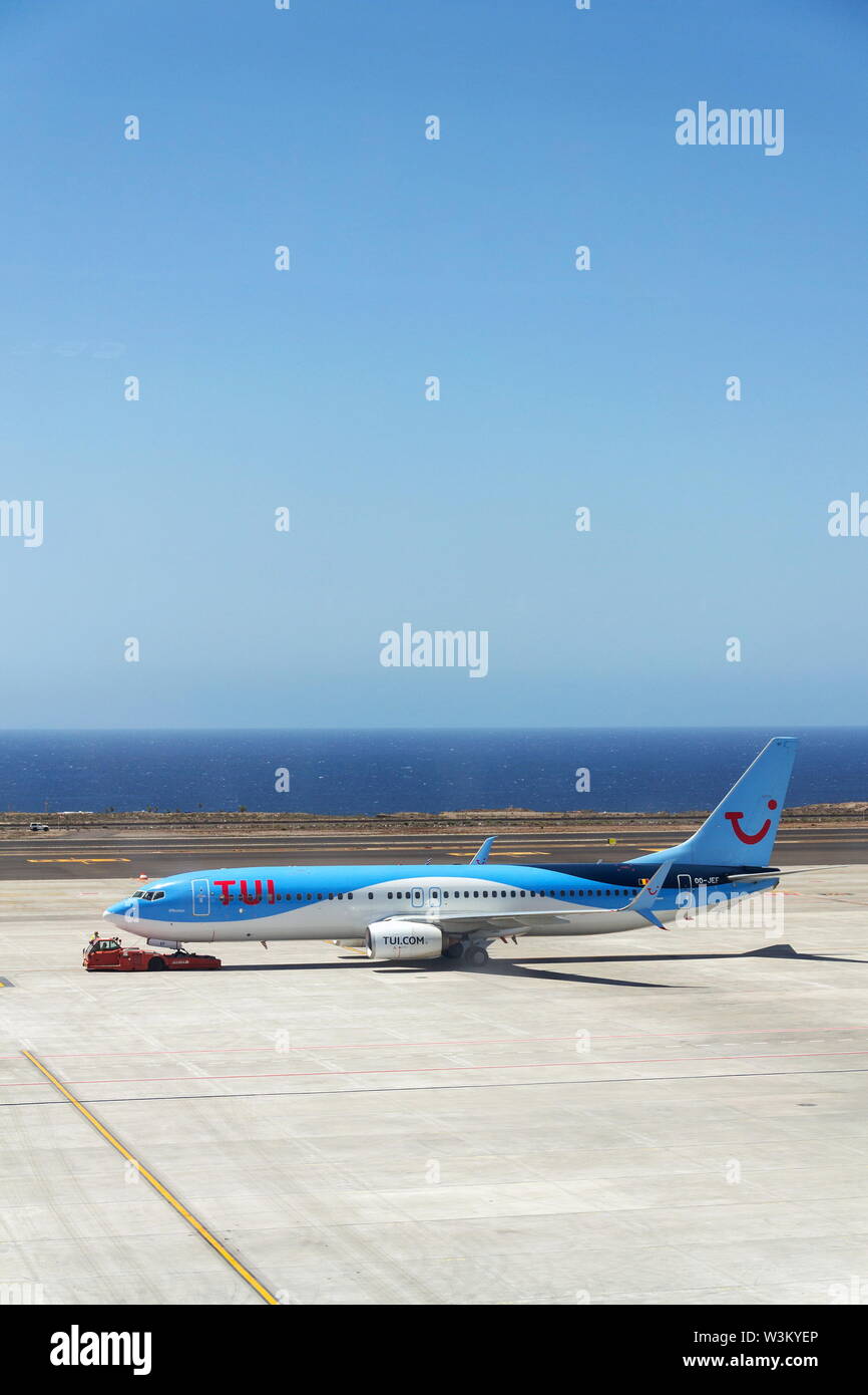 Boeing 737 800 tui hi-res stock photography and images - Alamy