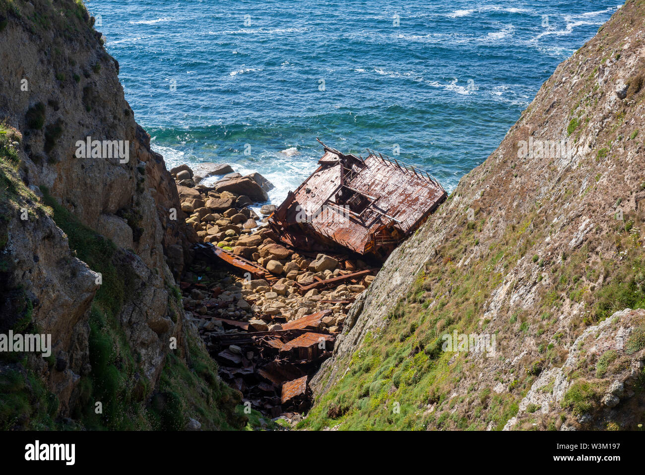 Mayon cliff shipwreck hi-res stock photography and images - Alamy