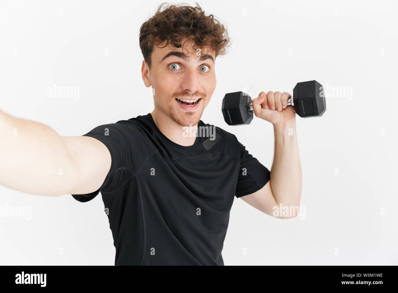 Photo closeup of handsome sporty man in t-shirt looking at camera and ...