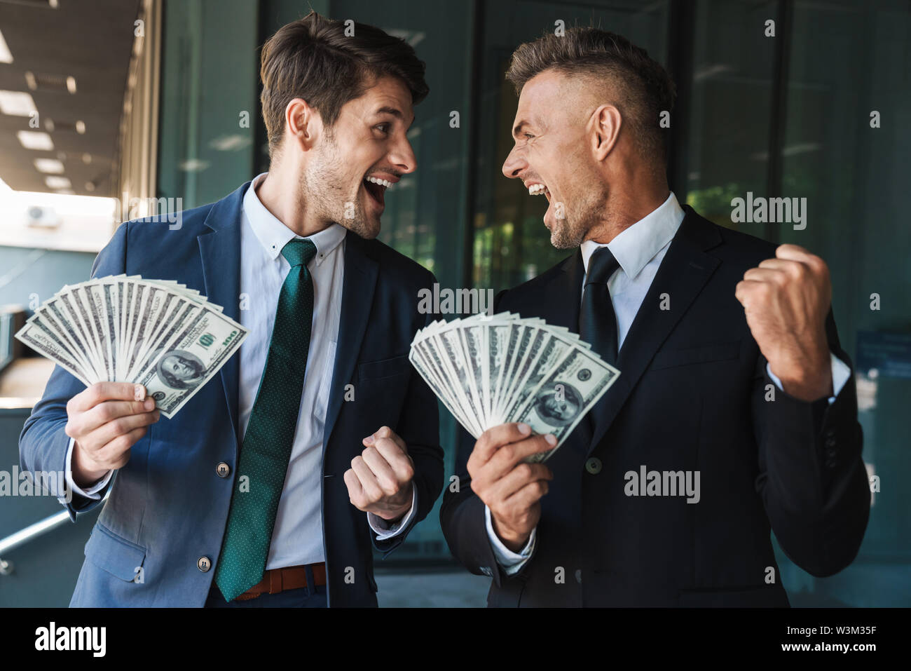 Bunch of men standing hi-res stock photography and images - Alamy