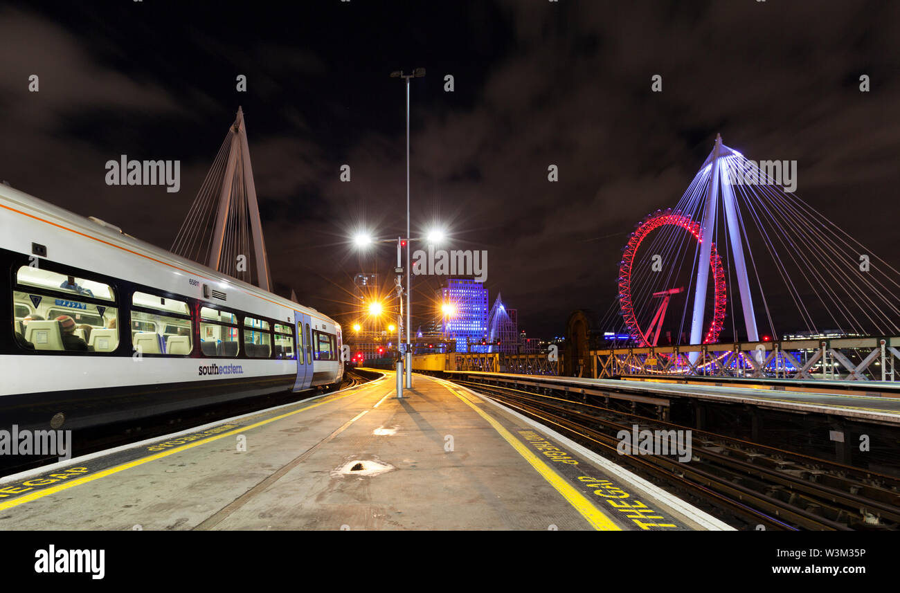 Southeastern class 465 electric commuter train waiting at London ...