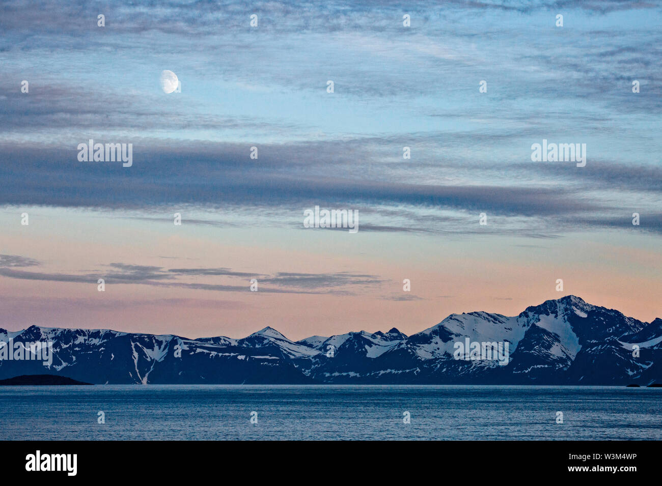 Arctic midnight sun 24 hours light hi-res stock photography and images ...