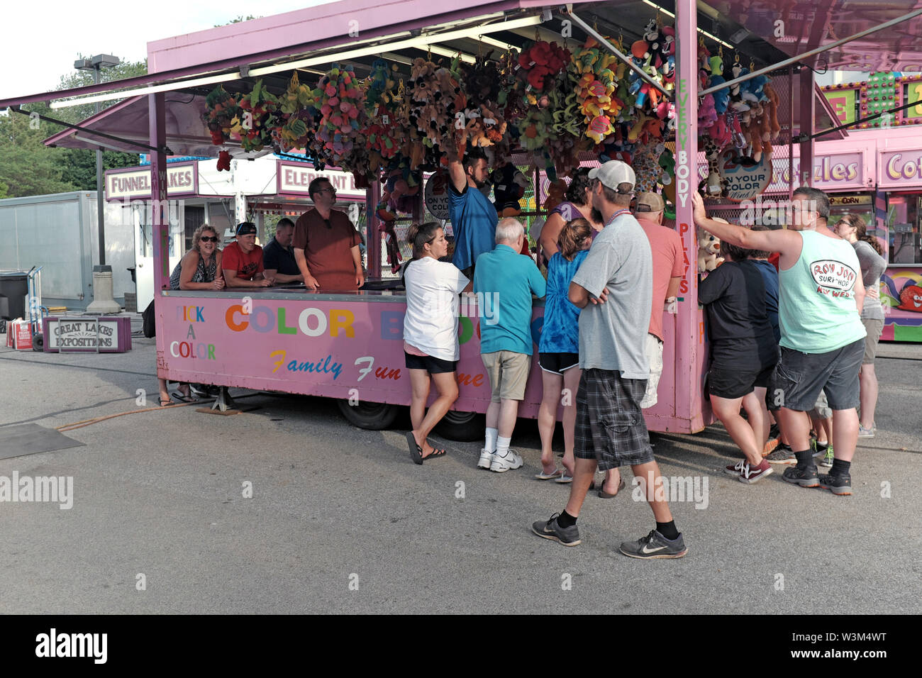 Carnival game booth hi-res stock photography and images - Alamy