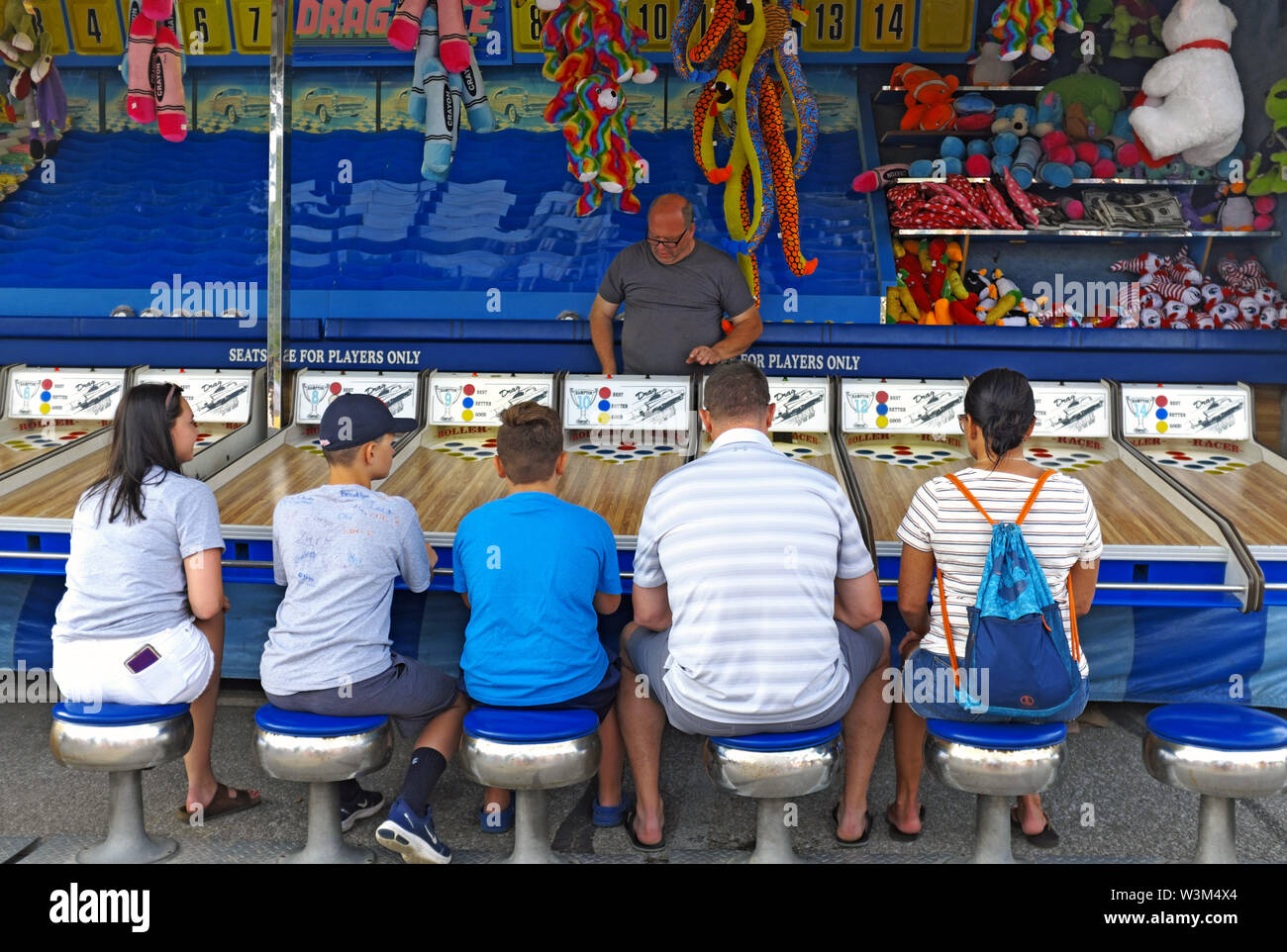 Family playing a carnival game hi-res stock photography and images - Alamy