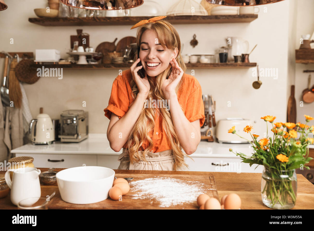 Retro woman cooking phone hi-res stock photography and images - Alamy