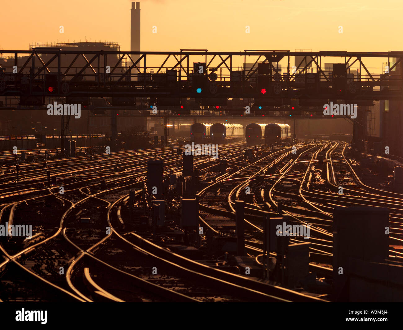 London bridge trains hi-res stock photography and images - Alamy