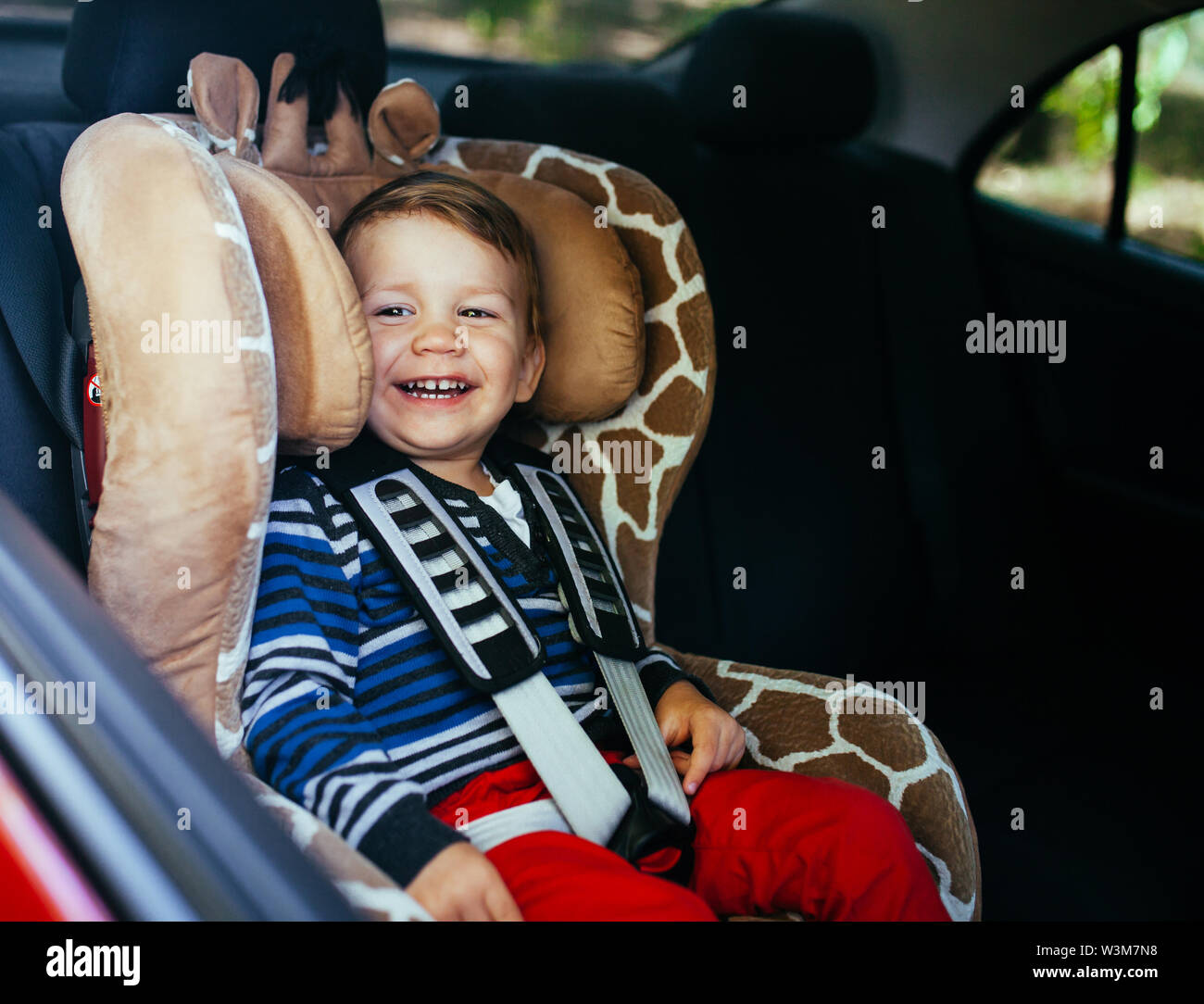 Boy in a car seat hi-res stock photography and images - Alamy