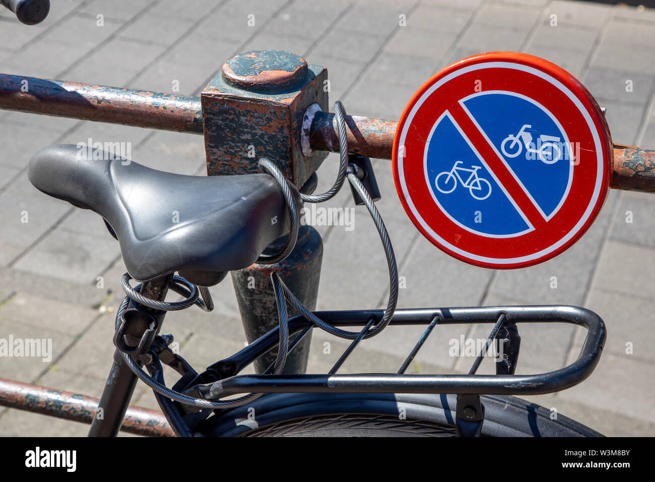 Amsterdam, Netherlands, city centre, old town, cyclist on the ...