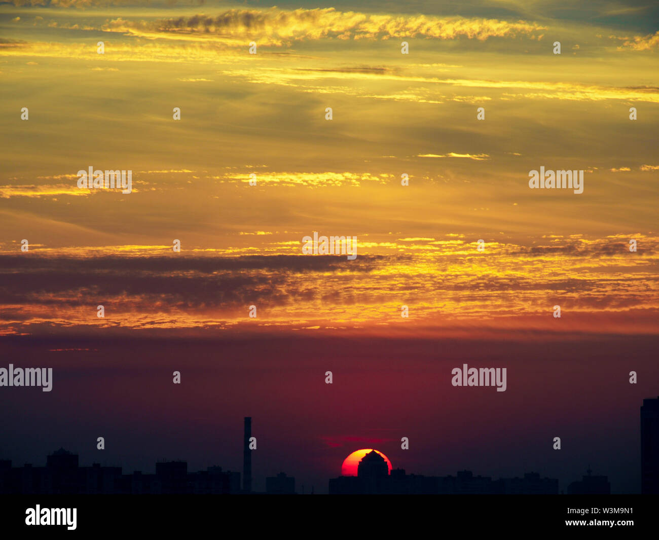 Sun rising over horizon hot hi-res stock photography and images - Alamy