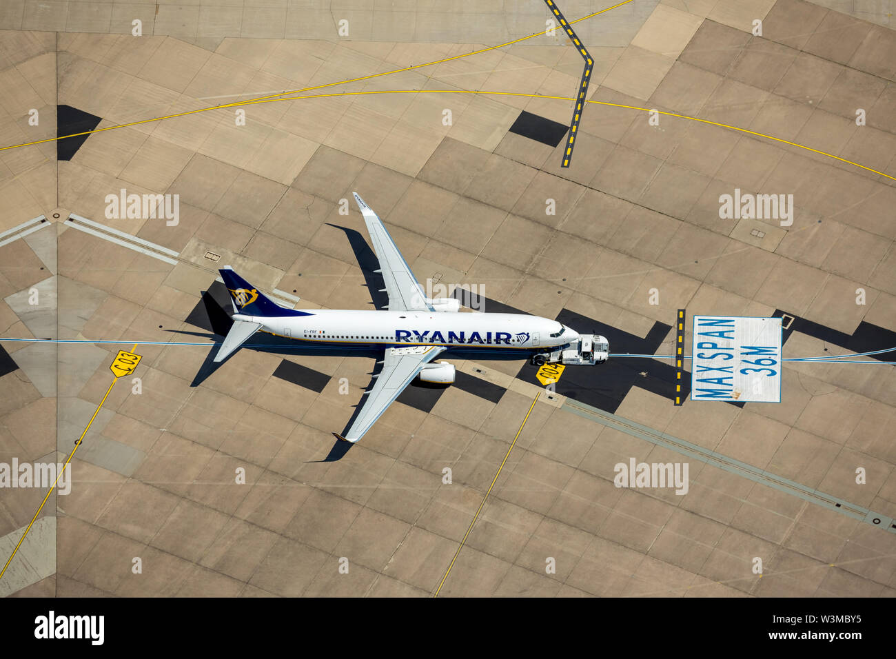 Aircraft parking apron hi-res stock photography and images - Alamy
