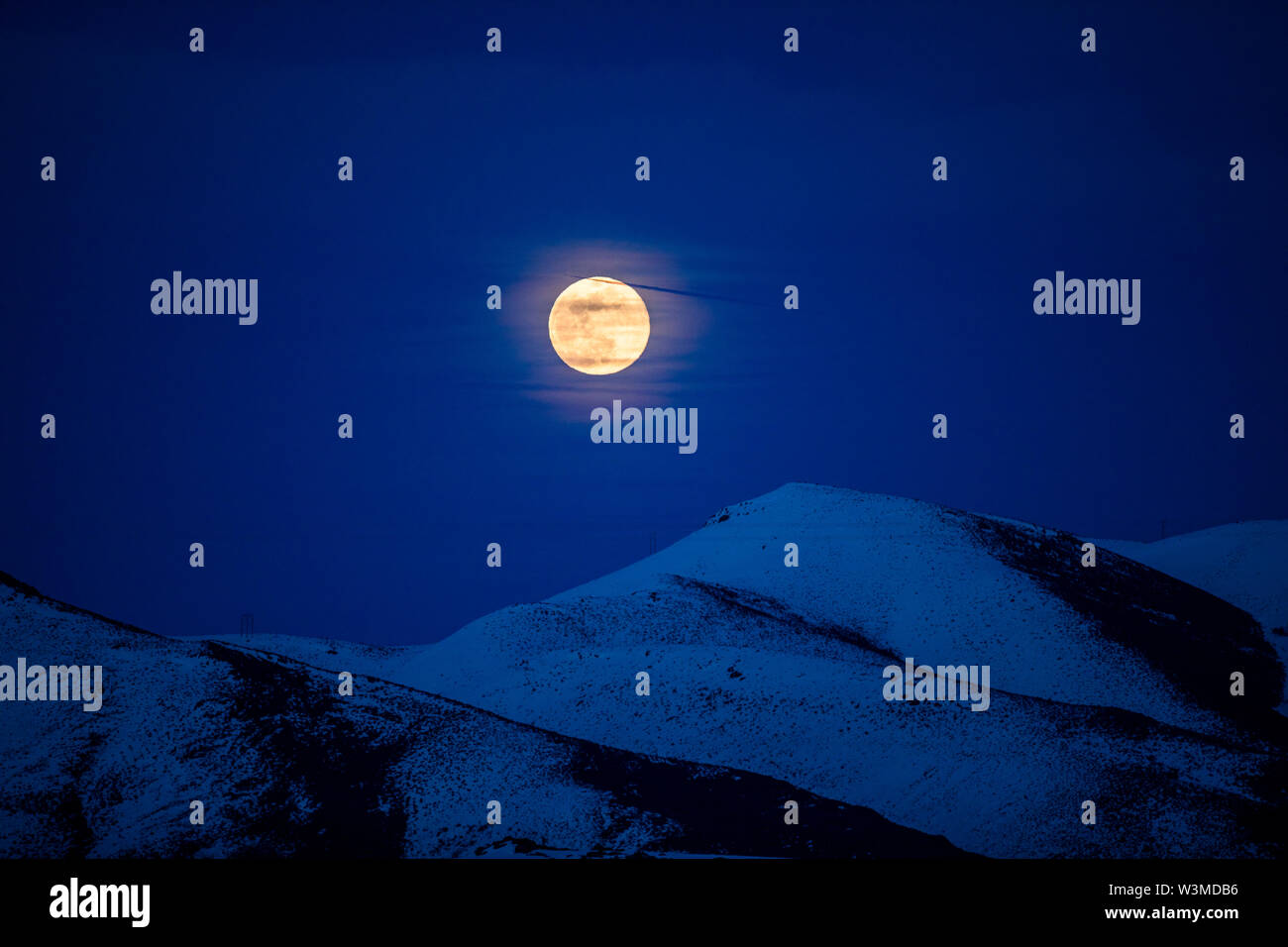 Full moon over mountains hi-res stock photography and images - Alamy