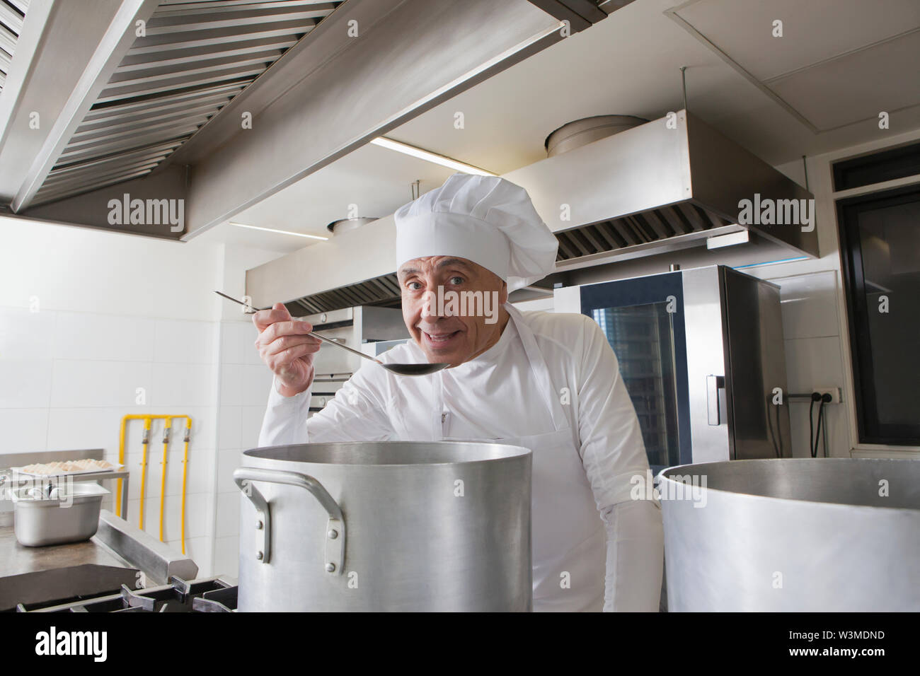 Chef tasting food hi-res stock photography and images - Alamy