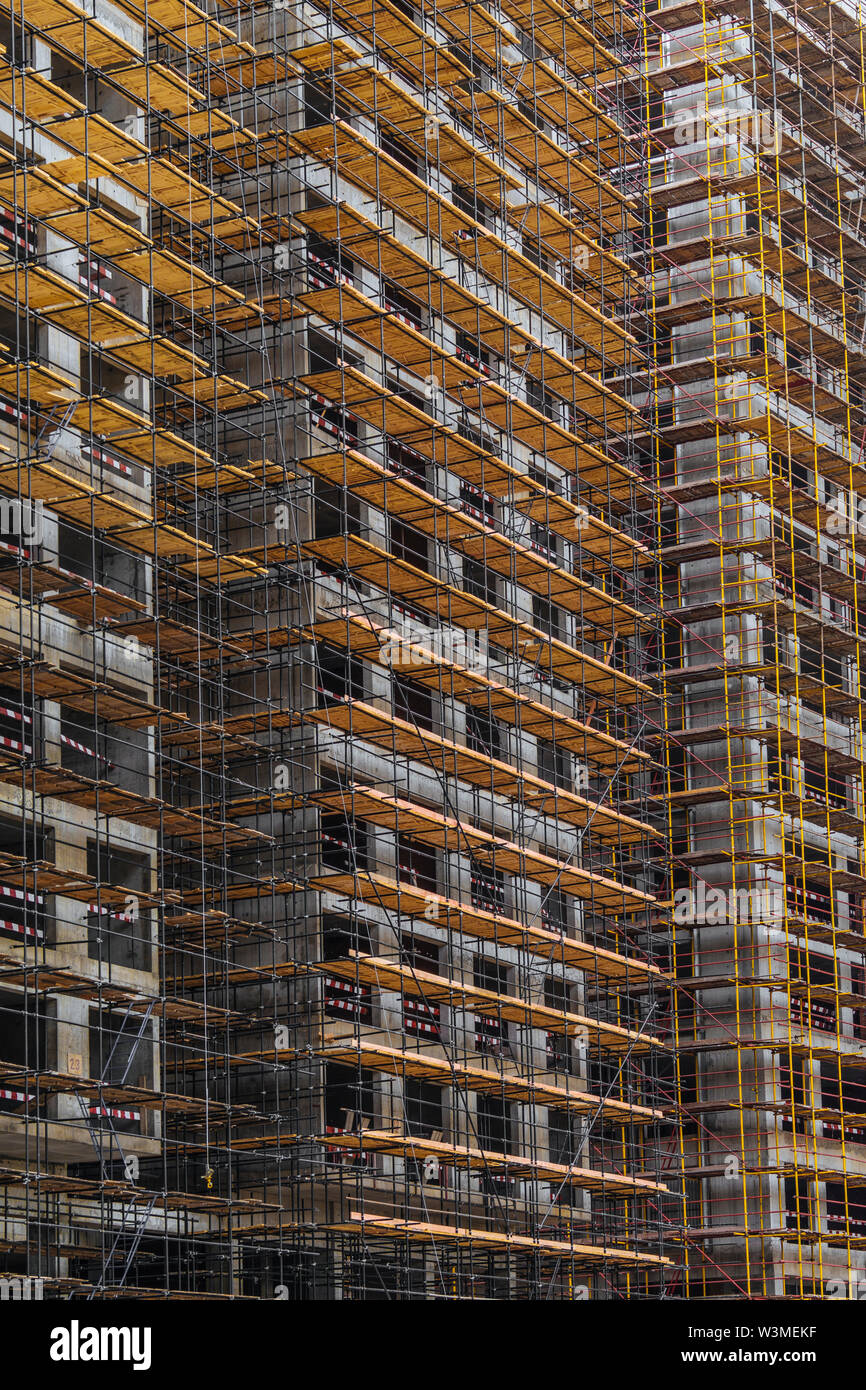 Scaffolding on apartment building Stock Photo - Alamy