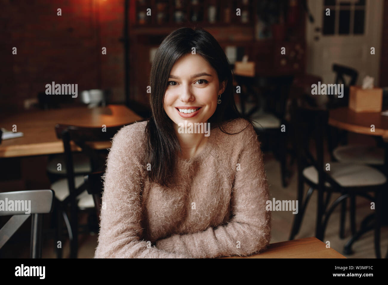 One person restaurant hi-res stock photography and images - Alamy