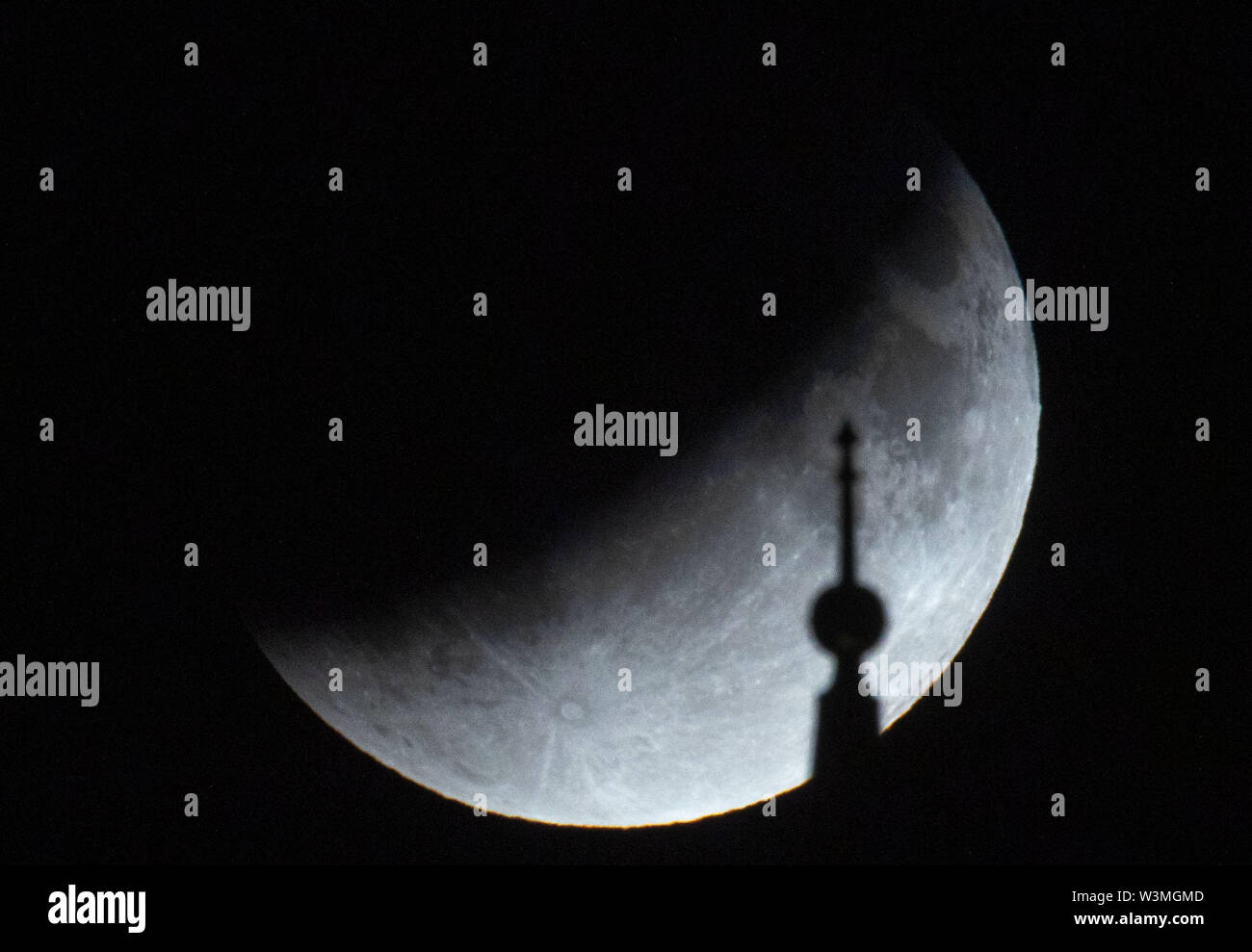 Schwerin, Germany. 16th July, 2019. The full moon, which has already ...