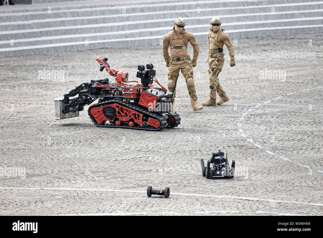 Exoskeleton army hi-res stock photography and images - Alamy