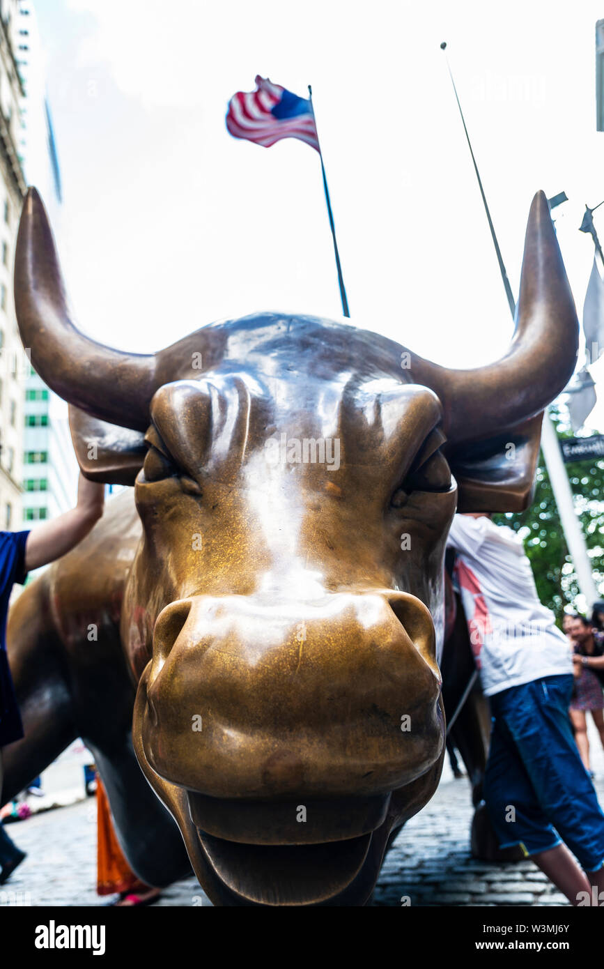 Charging bull statue bronze sculpture hi-res stock photography and images - Alamy