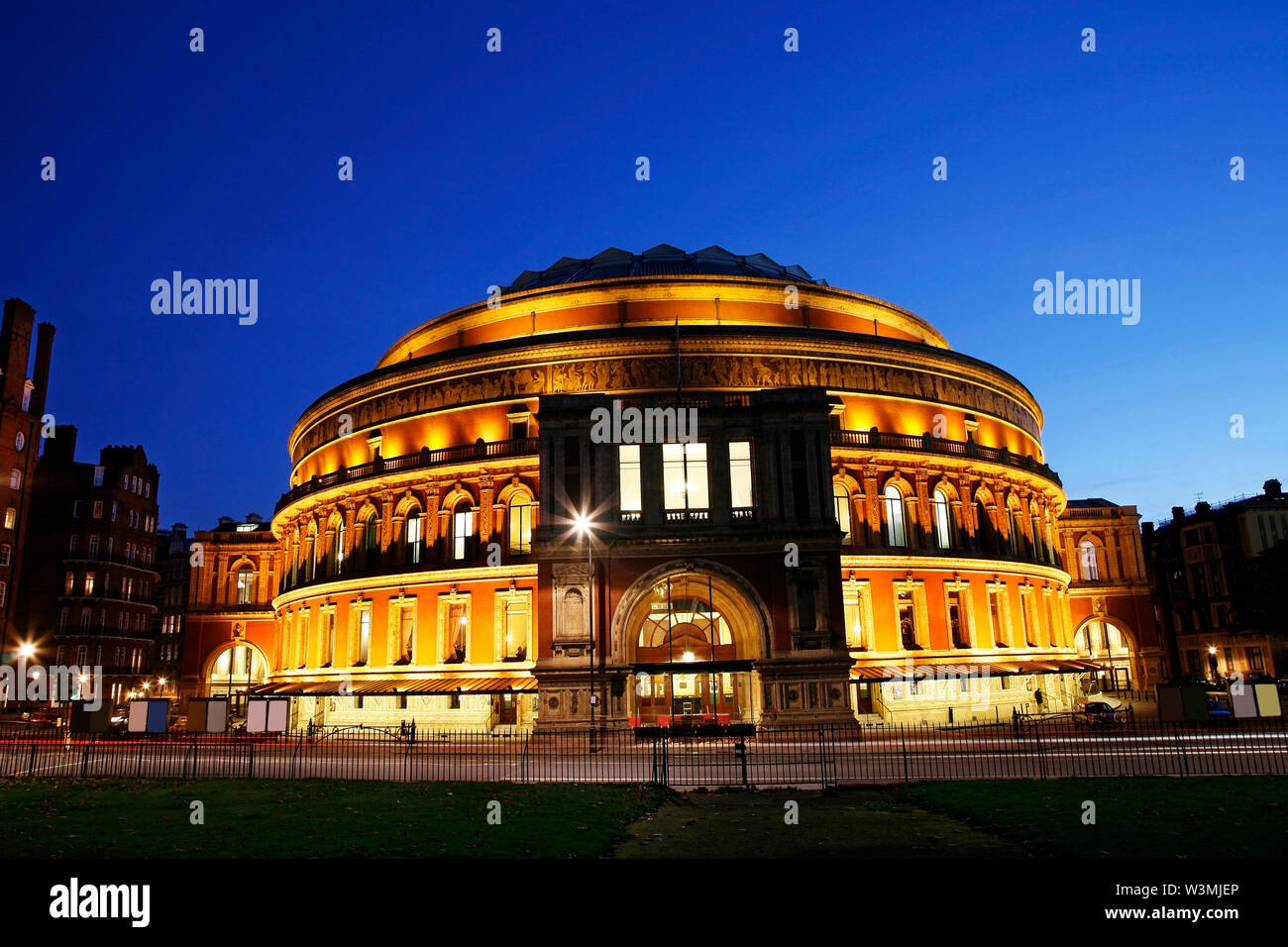 Night view royal albert hall hi-res stock photography and images - Alamy