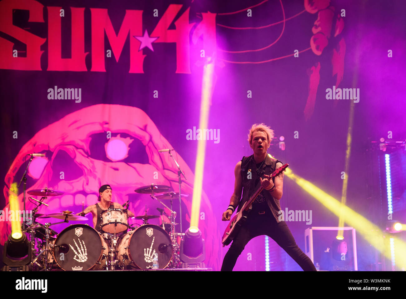 Sum 41 hi-res stock photography and images - Alamy
