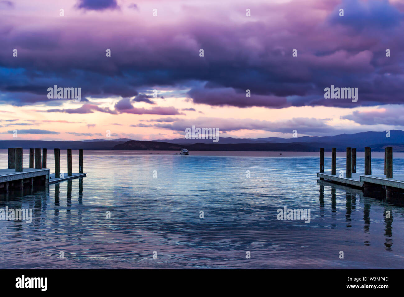 The gap between two piers on the lake at early morning Stock Photo - Alamy