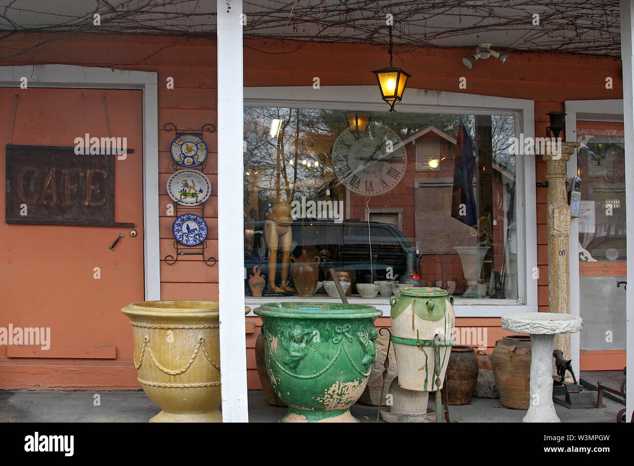 Front window of antiques store in Pennsylvania, USA Stock Photo - Alamy