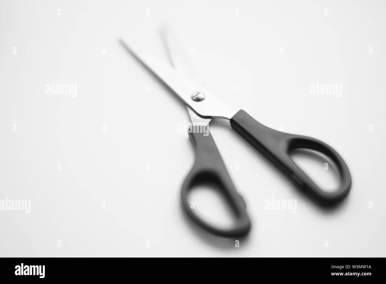 Scissors dotted line hi-res stock photography and images - Alamy