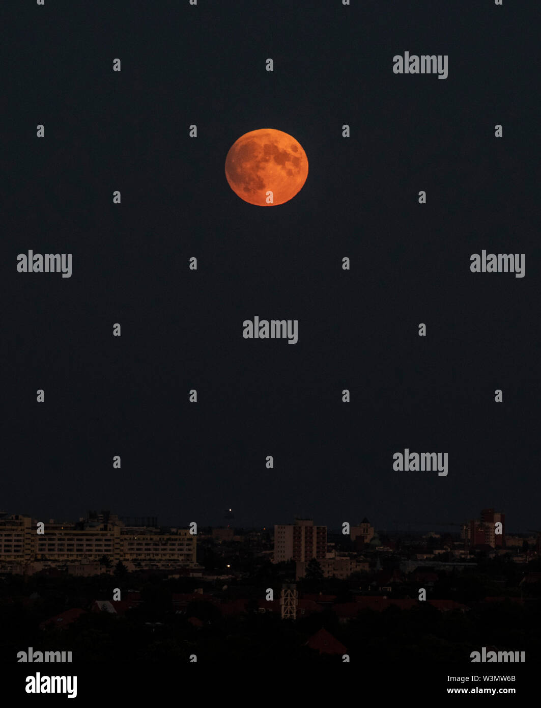Berlin, Germany. 16th July, 2019. The full moon shimmers reddish ...