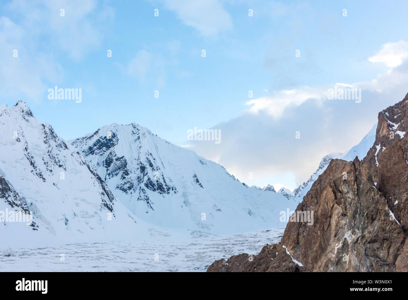 Snow himalaya hi-res stock photography and images - Alamy