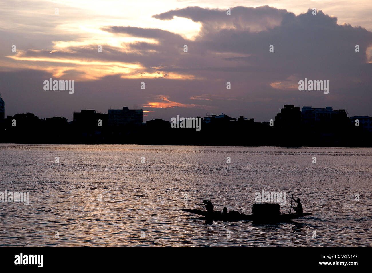 A scenic view of River Ganga river in the evening. Kolkata, West Bengal ...